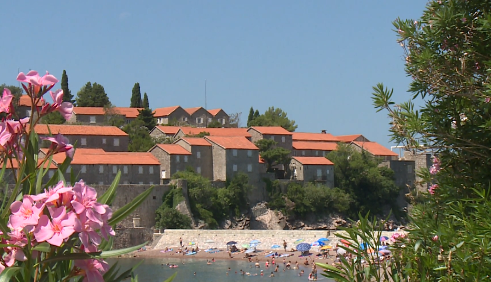 Katanac na Sveti Stefan: Može se posmatrati samo kroz kapiju ⋆ Radio ...